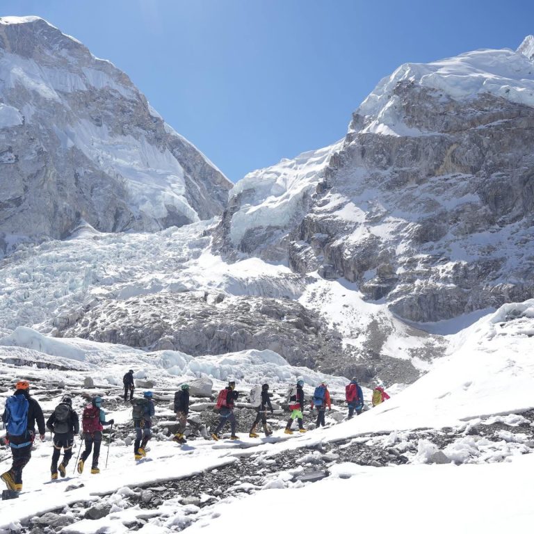 Climbing Sherpa Dies While Guiding Team Near Everest Base Camp ...